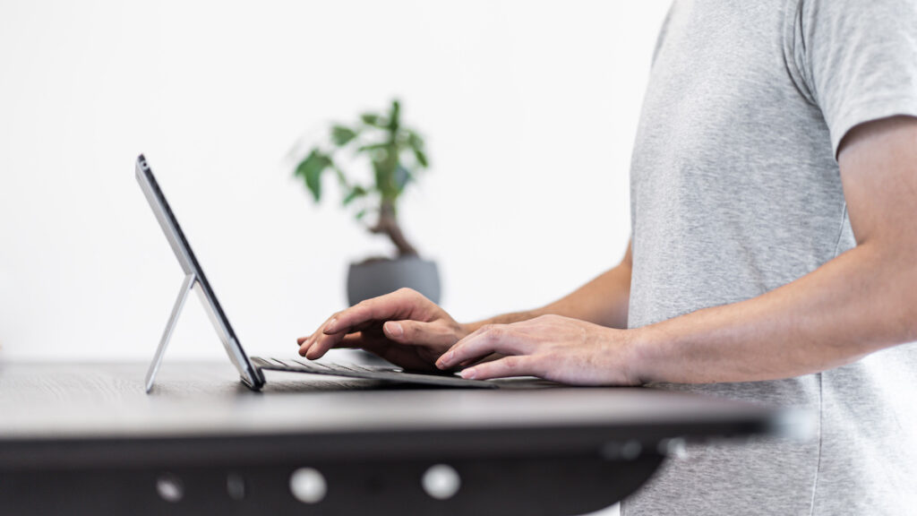 What Are the Pros and Cons of Remote-Controlled Adjustable Office ...
